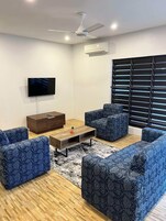 Apartamento família | Área de estar | TV de tela plana