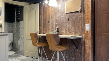 Apartamento Básico | Cozinha privada | Um frigorífico, uma chaleira elétrica, uma torradeira