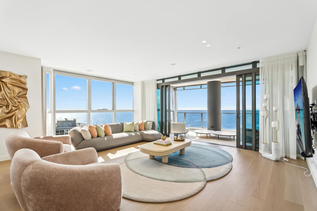 Apartamento superluxo, 3 quartos, vista para o oceano, de frente para a praia | Área de estar | TV de tela plana 40 cm com canais via satélite, TV