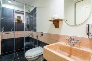 Chuveiro, ducha de hidromassagem, produtos de toalete grátis 