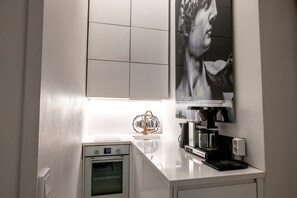 Apartamento Comfort | Cozinha privada | Um frigorífico, um micro-ondas, um forno, uma placa de cozinha 