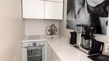 Apartamento Comfort | Cozinha privada | Um frigorífico, um micro-ondas, um forno, uma placa de cozinha