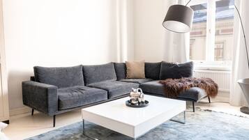 Apartamento Comfort | Sala de estar | Televisor de ecrã plano de 40 polegadas com canais por cabo, televisor