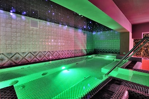 Salas para tratamentos a dois, sauna seca, banheira de hidromassagem