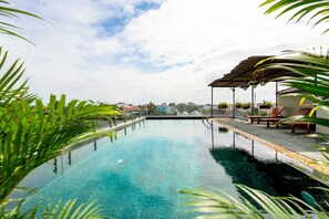 Piscina exterior, guarda-sóis, espreguiçadeiras 