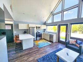 Cafeteira/chaleira, talheres/pratos/utensílios de cozinha