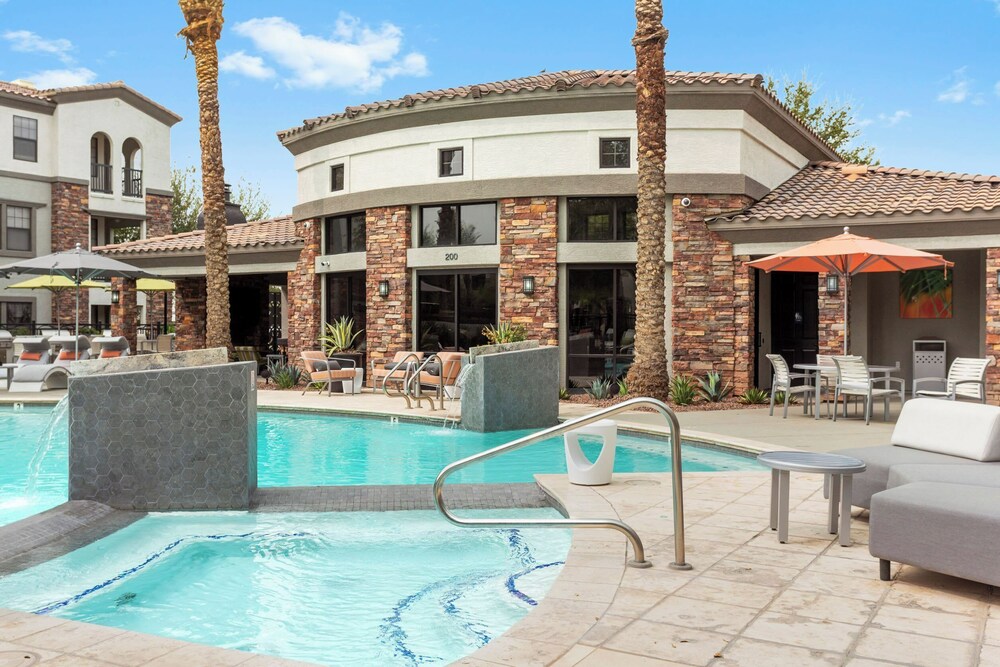 CozySuites Glendale by the stadium w/ pool! 06 - Glendale | Vrbo