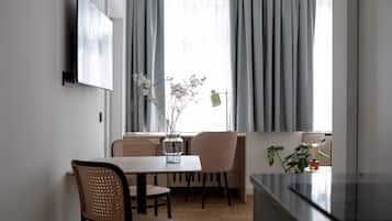 Apartamento luxo | 1 quarto, escrivaninha, espaço de trabalho para notebook