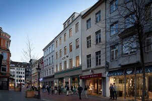 Rua com edifícios, incluindo um restaurante chamado "Wolle Roodt".