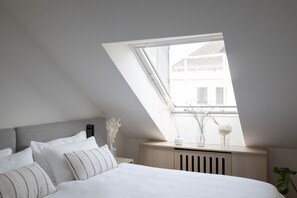 Estúdio superior | Escrivaninha, espaço de trabalho para notebook, quartos à prova de som