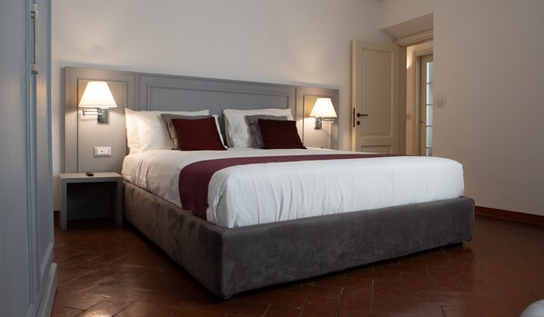 Secretária, secretária adequada para computadores portáteis 