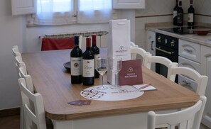 Um frigorífico/congelador grande, um micro-ondas, um forno 