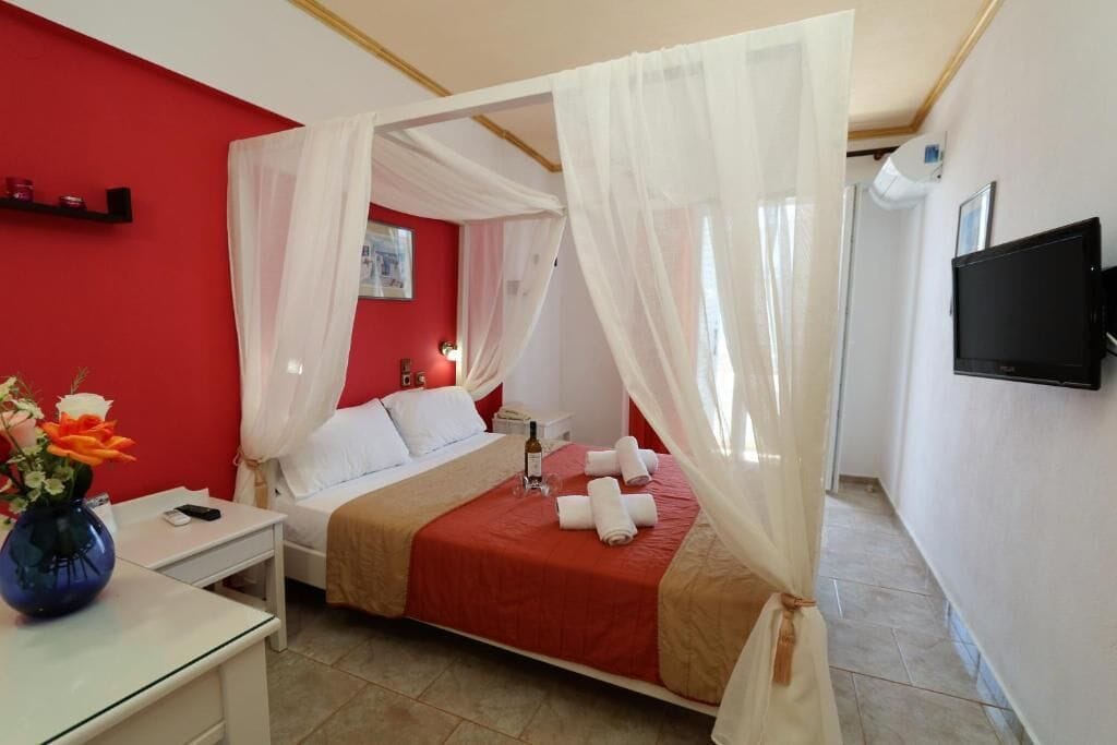 Camas de colchão pillowtop, cofre no quarto 