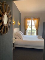 Quarto superior | Escrivaninha, espaço de trabalho para notebook, Wi-Fi de cortesia