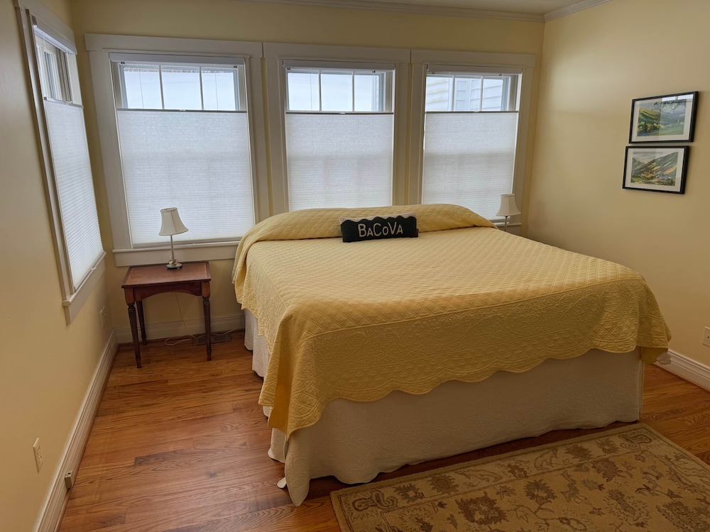 Katydid Cottage, Tucked in the heart of Warm Springs with Pastoral ...