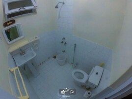 Chuveiro, produtos de toalete de grife, toalhas de banho, sabonete