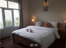 Quarto casal ou duplo luxo | Ferros/tábuas de passar roupa, Wi-Fi de cortesia