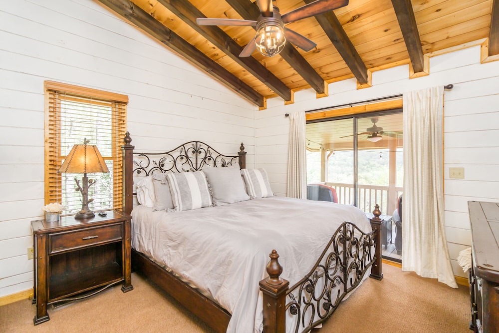 Mountain getaway with breathtaking views. Pet Friendly! - Gilmer County ...