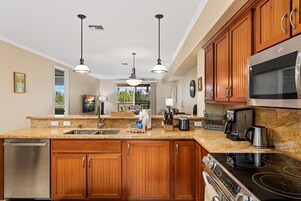 Apartamento em Condomínio Fechado, 2 quartos | Cozinha privada | Um frigorífico, um forno, uma máquina de lavar louça 