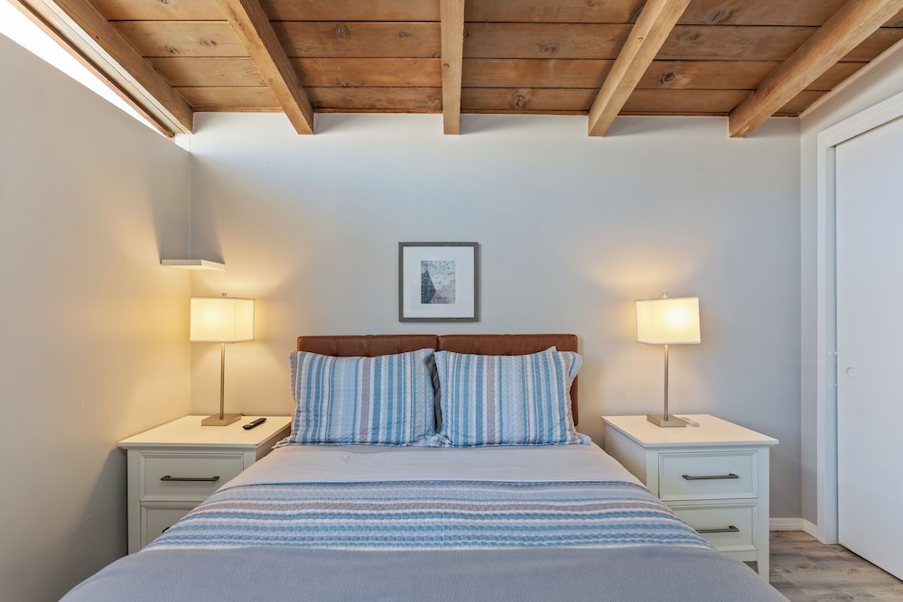 Grab A Chair! Beach Loft 38 - Just Steps To The Ocean + Pet-friendly Too! - Ventura, CA