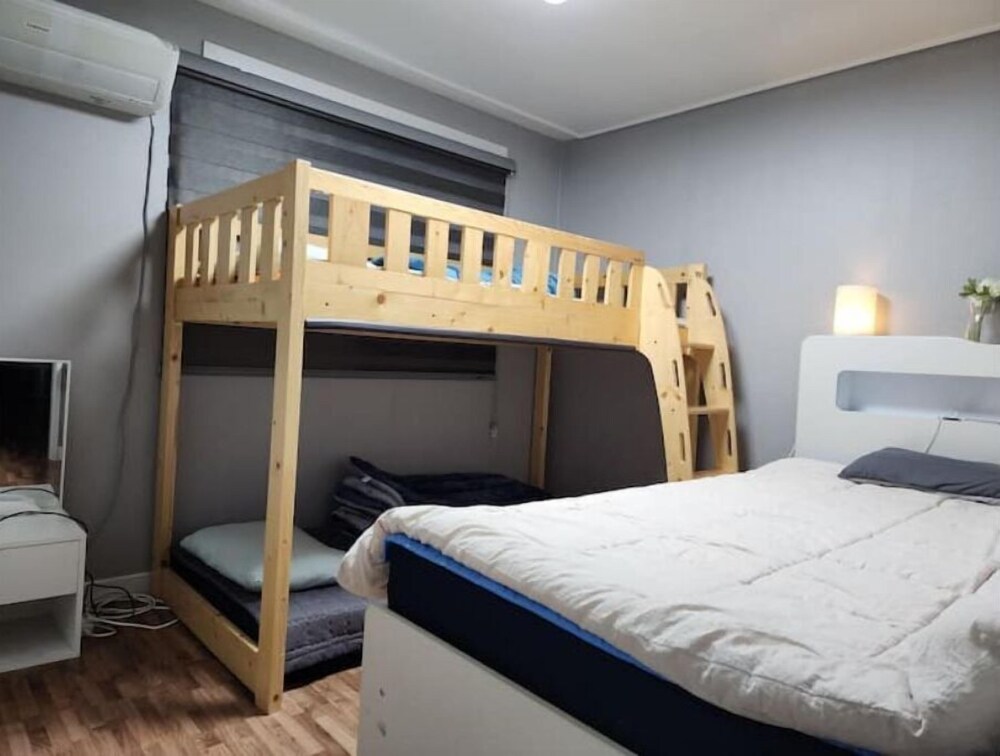 Daejeon Bedroom 3, Bathroom 2, Spacious Living Room Free Parking ...