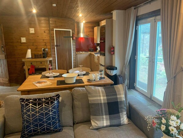 Casa de Campo, 1 cama queen-size | Cozinha privada | Um frigorífico, um micro-ondas, um forno, uma placa de cozinha