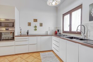 Casa Familiar, 2 quartos, 2 casas de banho (Pool House Kristina near Poreč) | Cozinha privada | Um frigorífico, um micro-ondas, um forno, uma placa de cozinha 