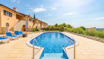 Piscina exterior sazonal