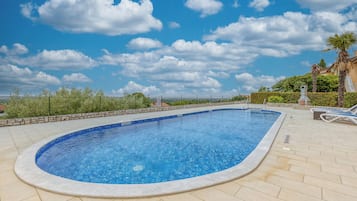 Piscina exterior sazonal