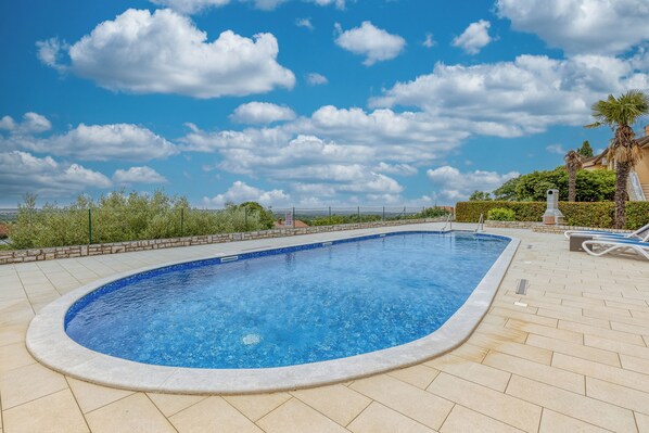 Piscina exterior sazonal 