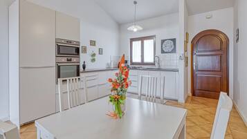 Casa Familiar, 2 quartos, 2 casas de banho (Pool House Kristina near Poreč) | Sala de jantar