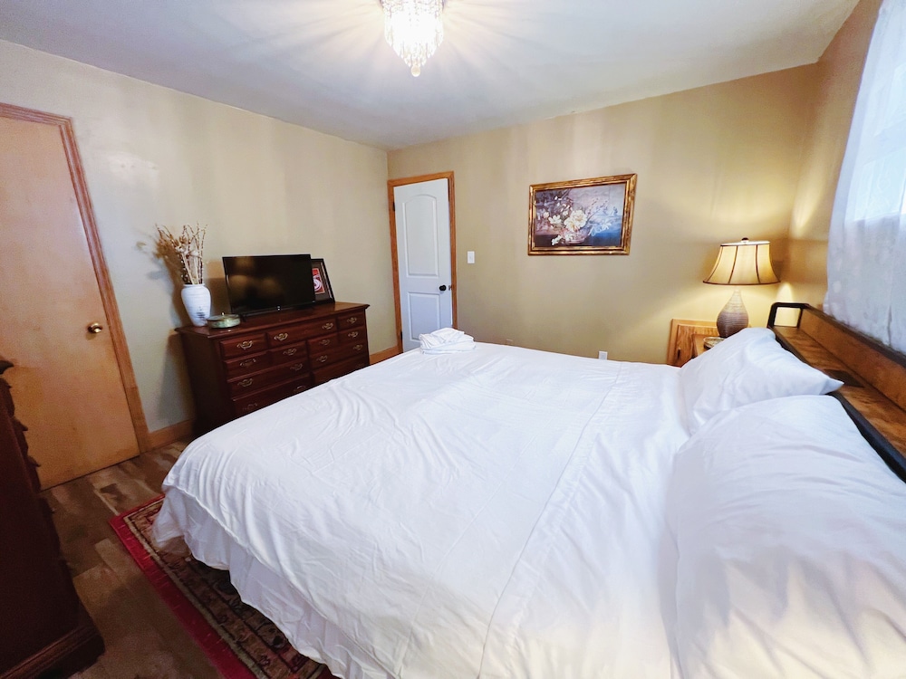 Upscale City Cottage Getaway - North Carolina