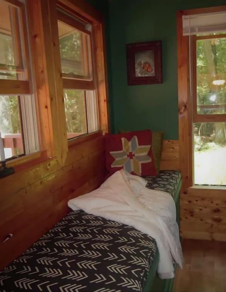 Sunny And Cozy Creekside Cabin - Beech Mountain, NC