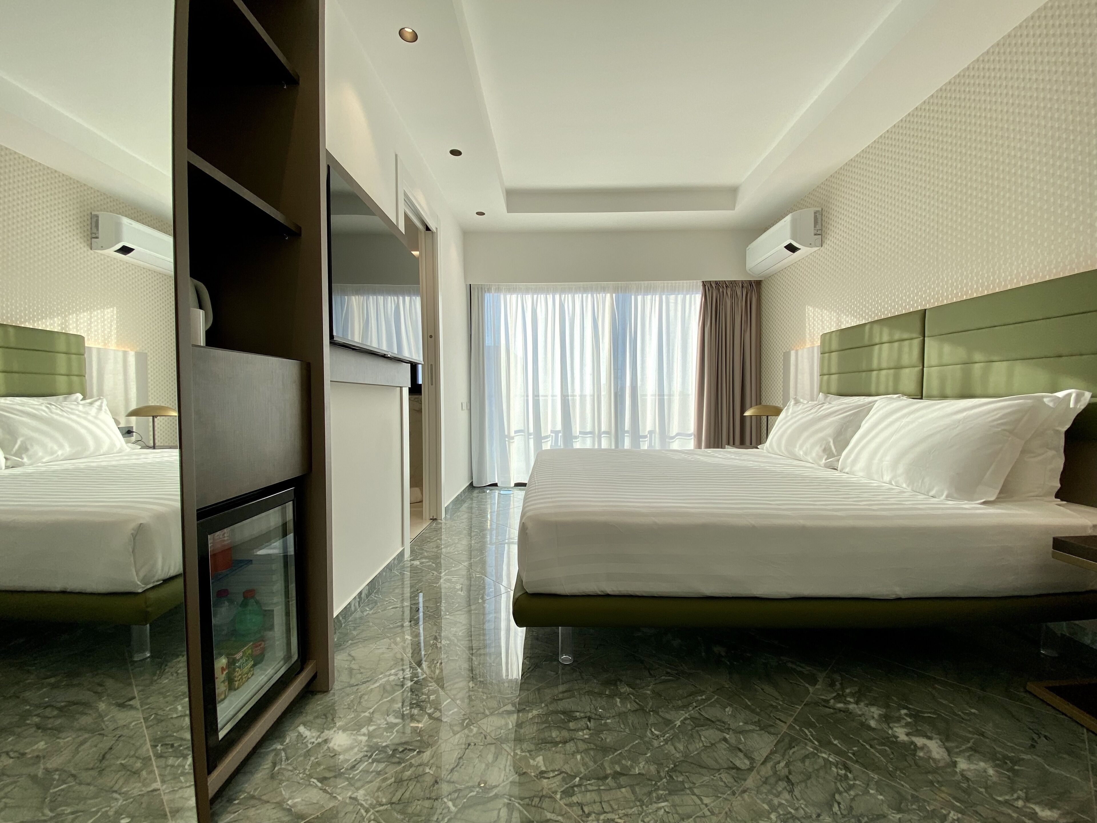 Edredões de penas, minibar, cofre no quarto, secretária 
