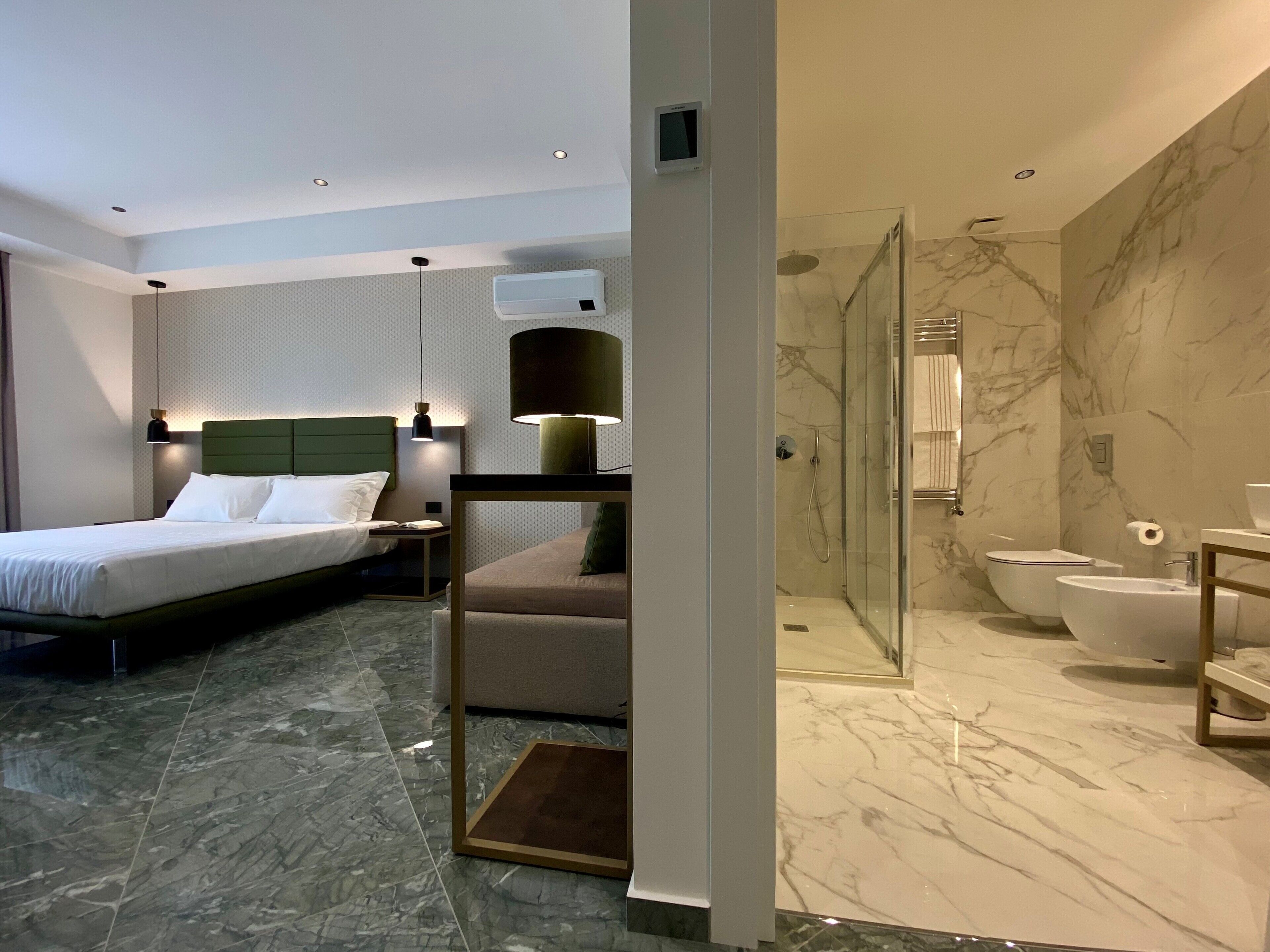 Edredões de penas, minibar, cofre no quarto, secretária 