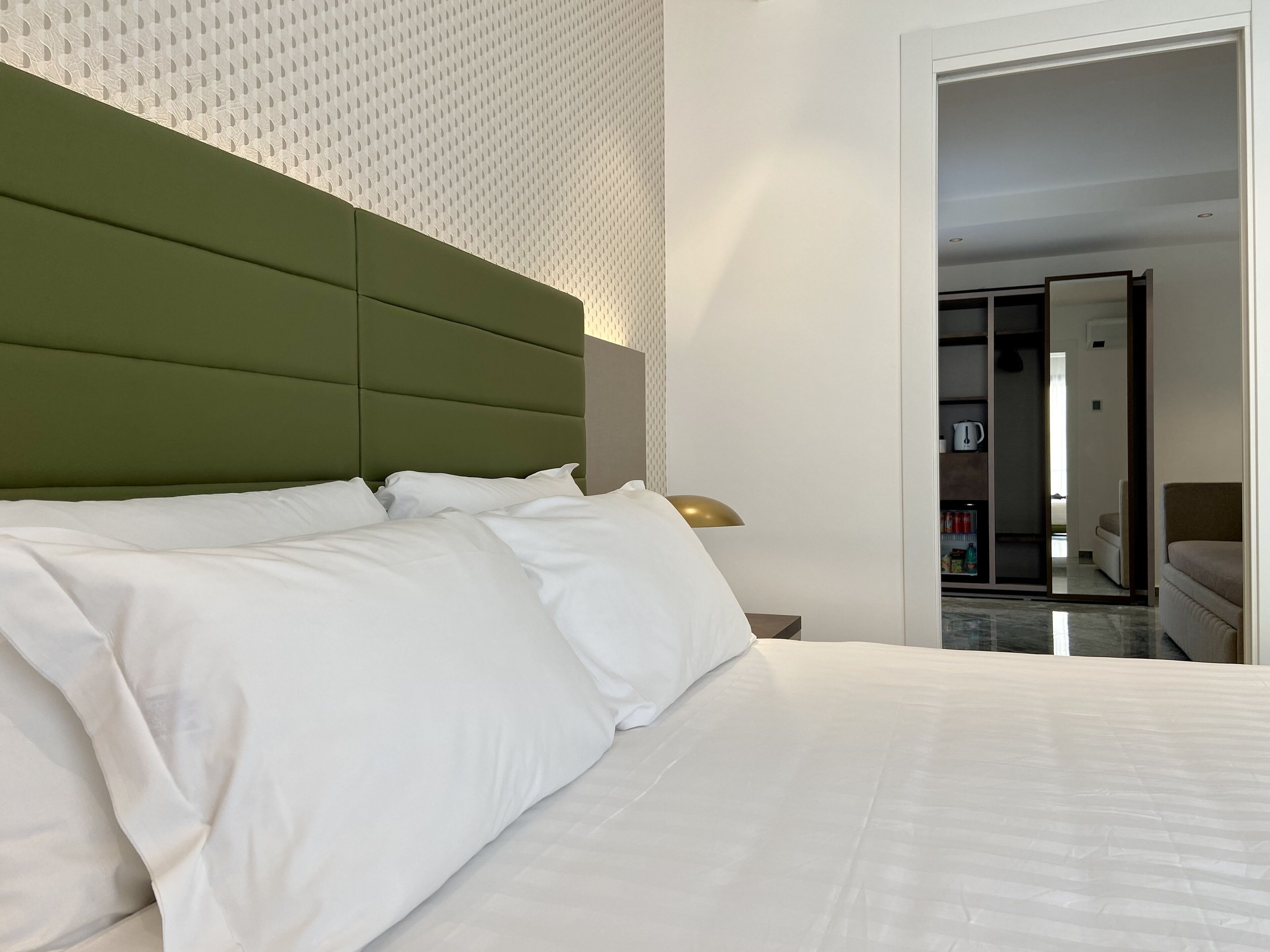 Edredões de penas, minibar, cofre no quarto, secretária 