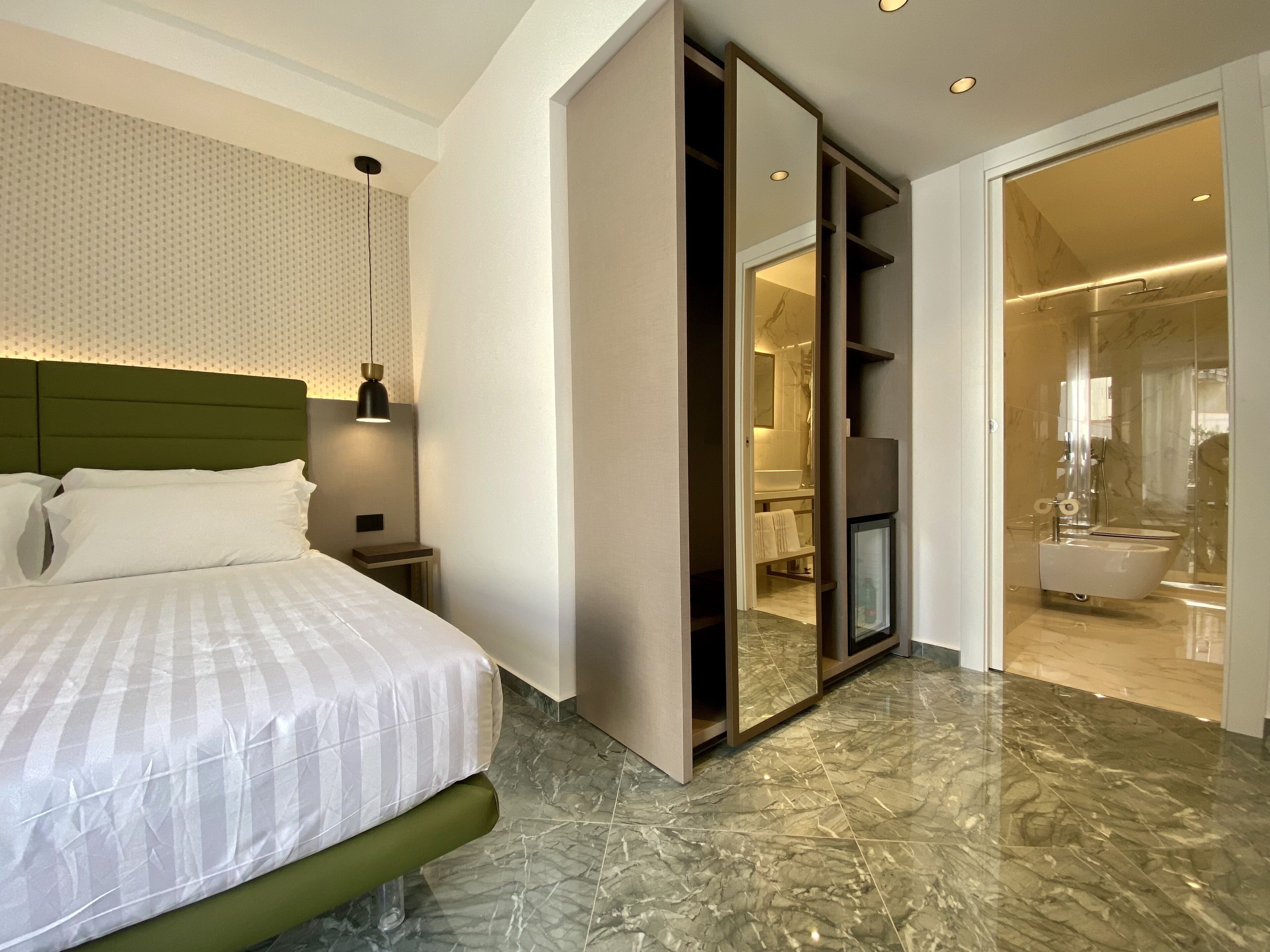 Edredões de penas, minibar, cofre no quarto, secretária 