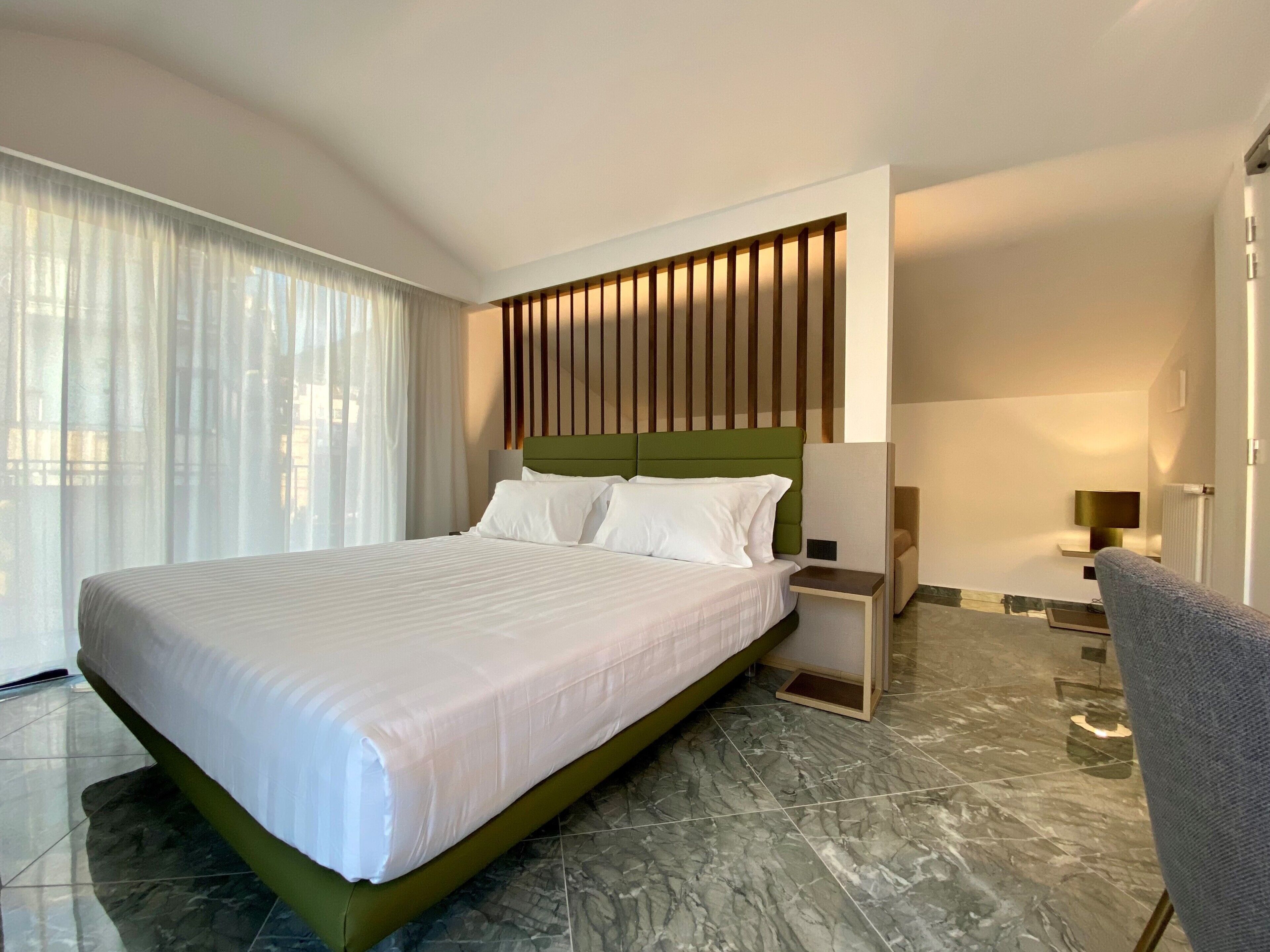 Edredões de penas, minibar, cofre no quarto, secretária 