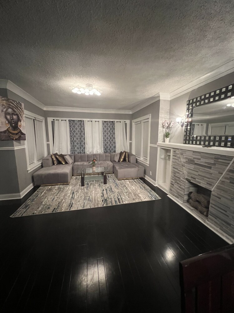 Remodeled Chicago Bungalow Perfect for Families or Groups/ Huge Back ...