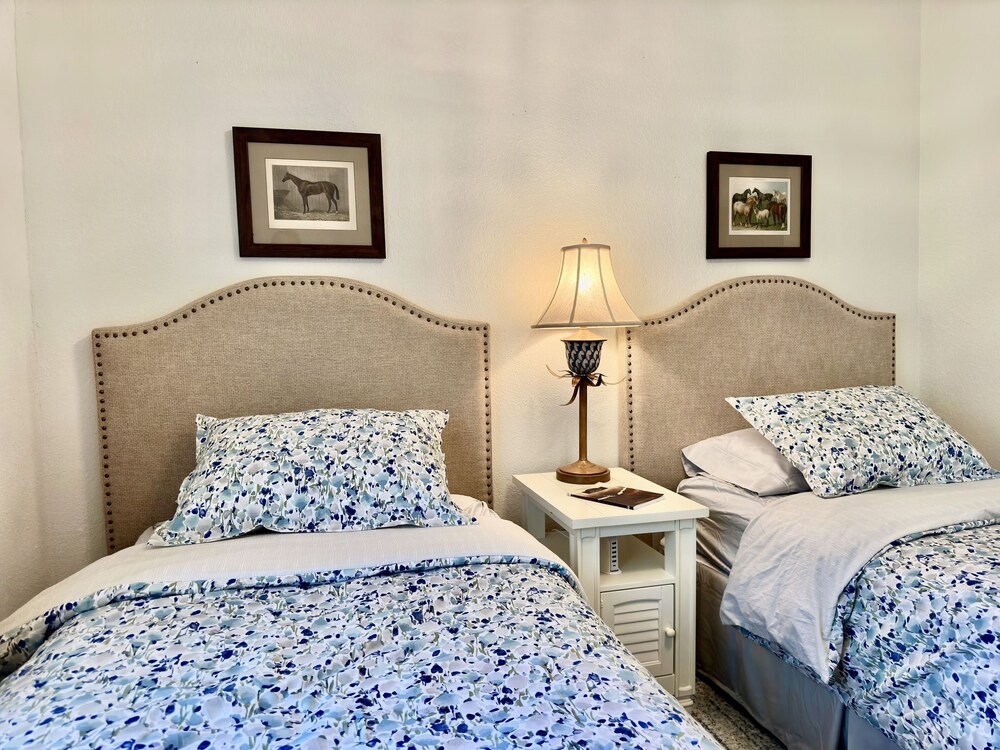 Pet Friendly Historic Downtown Bungalow With Fenced In Yard! - Ocala, FL