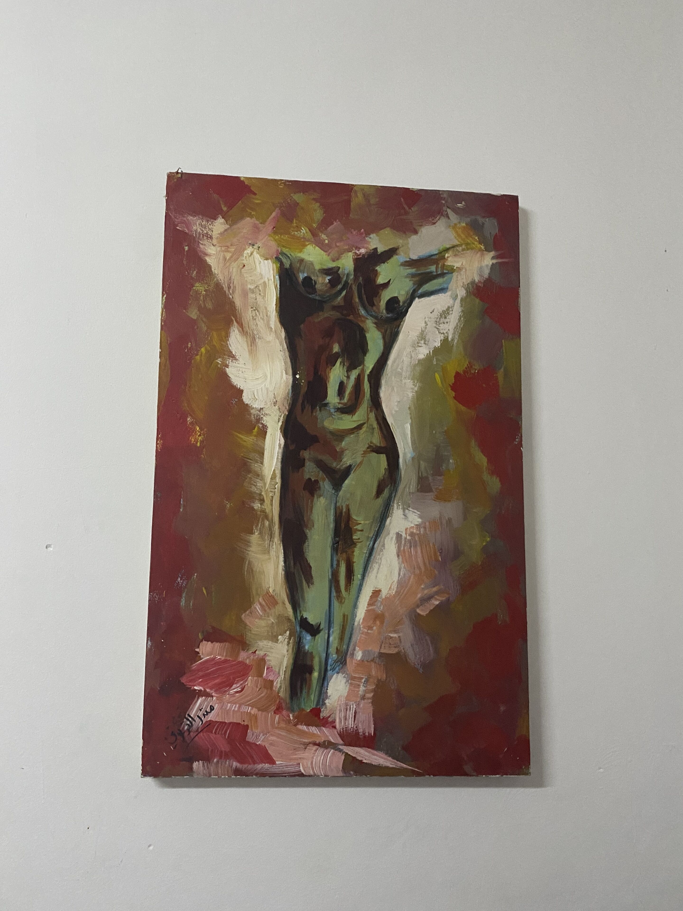 Pintura de uma figura com asas sobre fundo vermelho.