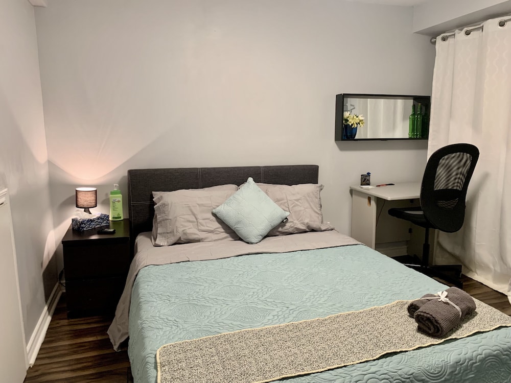 Private Cozy 1 Bedroom Apartment!!! Dedicated Wok Desk And Free Parking. - Pickering