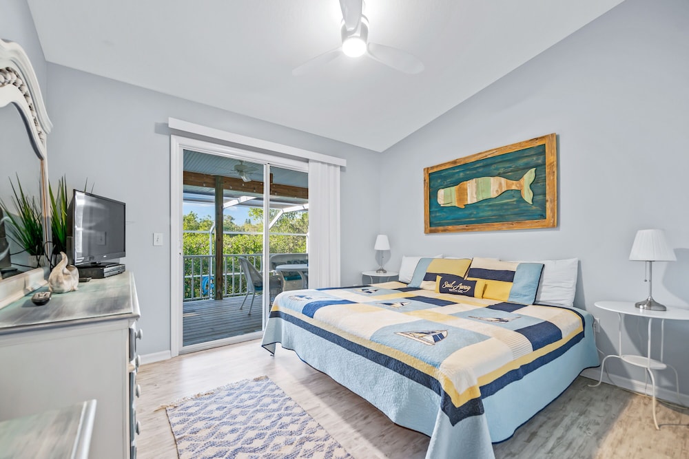 Canal Front Home With Dock, Saltwater Pool, Ping Pong - Ama Maria - Anna Maria, FL