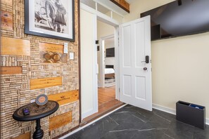 Quarto, 1 cama queen-size, não fumadores, casa de banho privativa | Com decoração personalizada, com mobília individualizada 