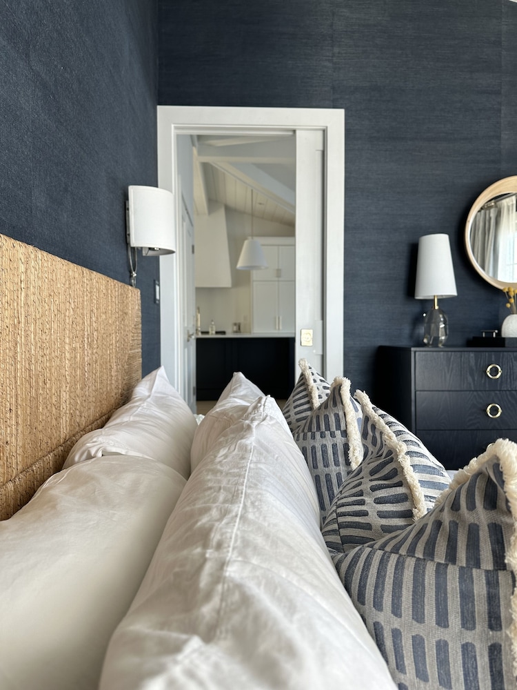 Upscale Newly Renovated Blue Canoe Lakefront-Directly on C4C Snowmobile ...