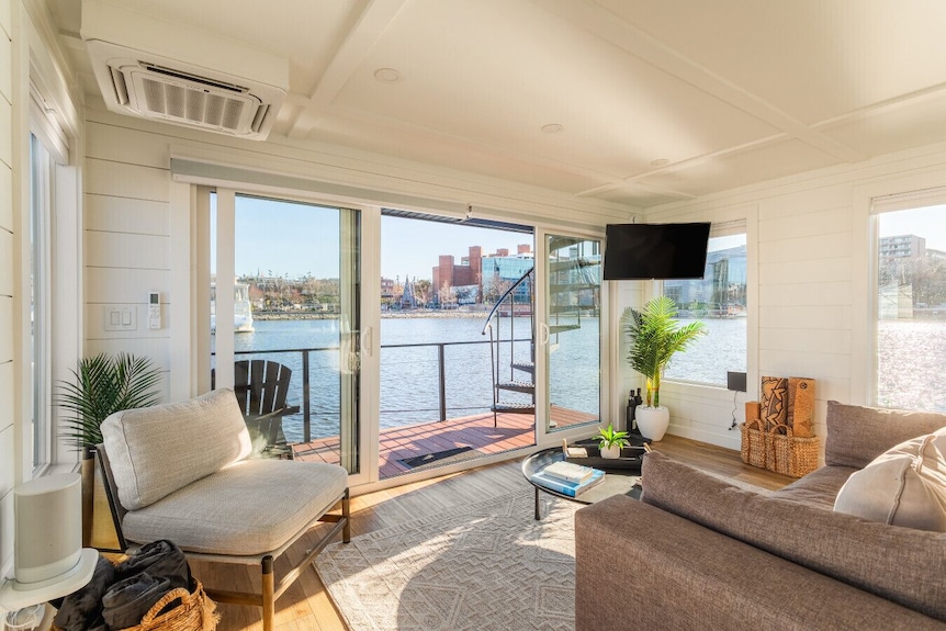 Luxe Houseboat: Breathtaking Skyline 360 Views - Chesapeake Bay