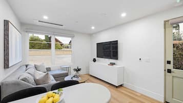 Apartamento de Luxo, cozinha, vista para a montanha | Sala de estar | Smart TV