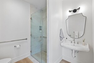 Apartamento (1 Bedroom) | Casa de banho | Artigos de higiene ecológicos, um secador de cabelo, toalhas fornecidas 