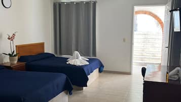 Quarto casal standard | Individualmente decorados, individualmente mobiliados, escrivaninha