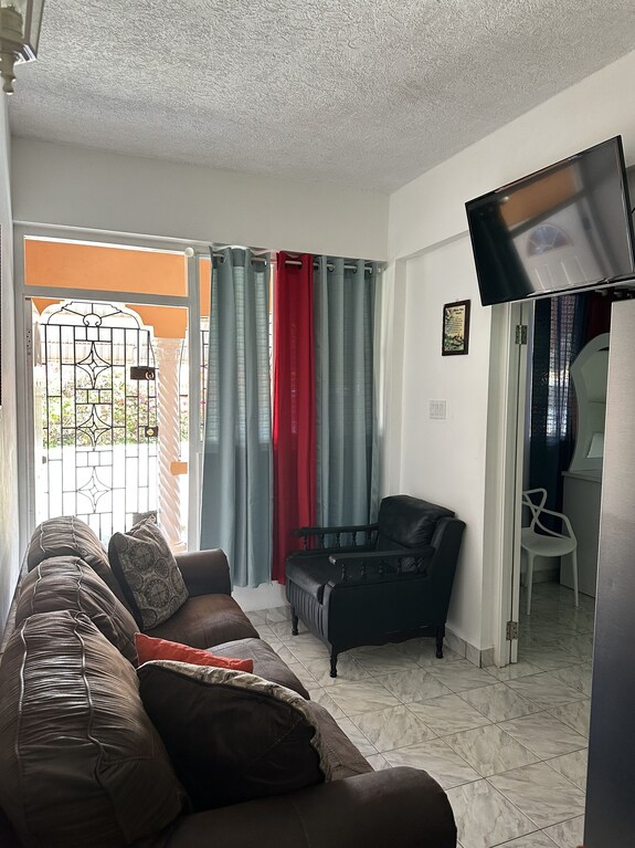 Sleeps2 - Private Pool - King Bed - Aircon - Montego Bay